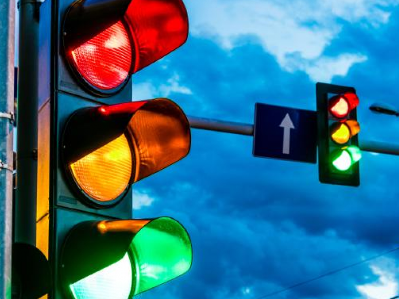 Πορτοκαλί φανάρι: Τι προβλέπει ο νέος ΚΟΚ – Μπορείτε να περάσετε ή όχι; | Alfavita